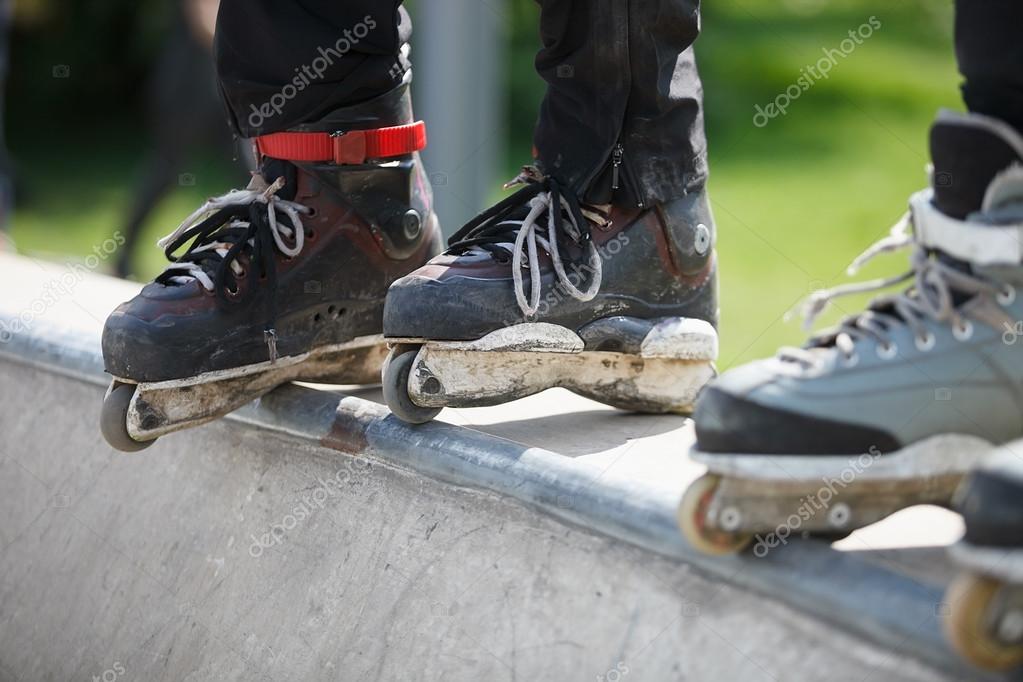 Aggressive inline rollerblader standing on ramp in skatepark Stock ...