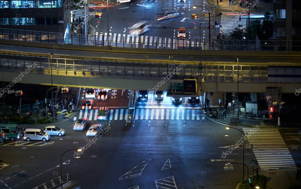 Tokio, Japón - 23 de octubre de 2019: Akabane Bridge over the bright ...
