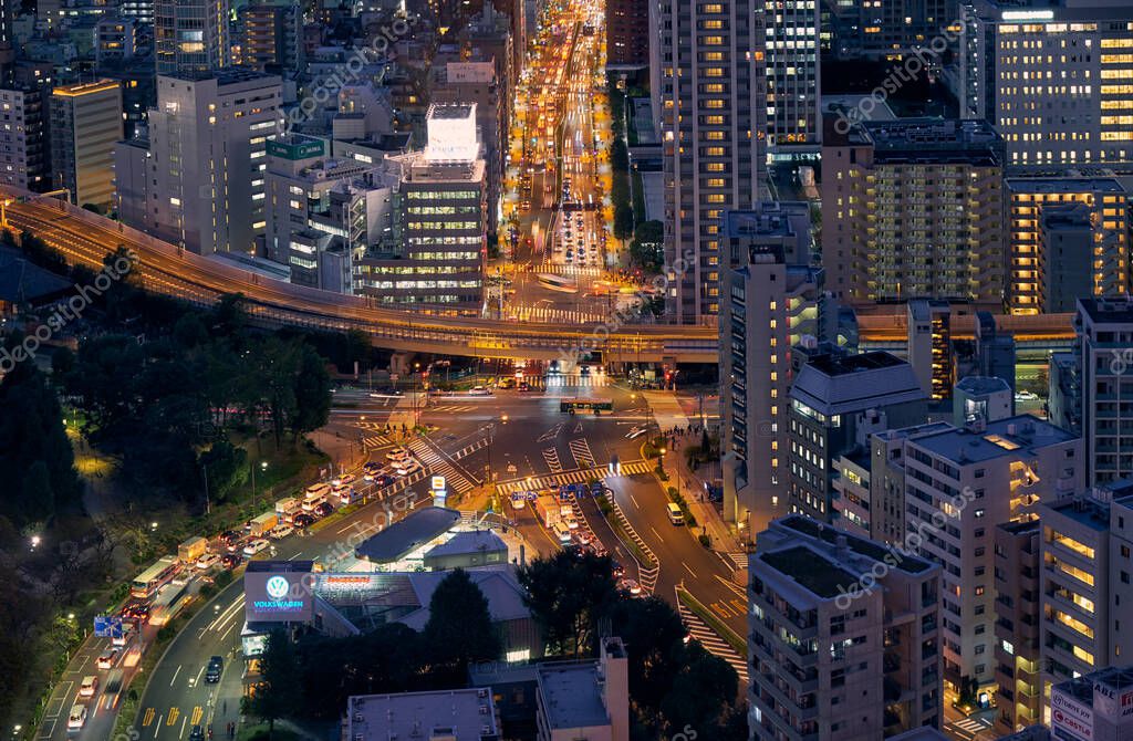 Tokio, Japón - 23 de octubre de 2019: Akabane Bridge over the bright ...