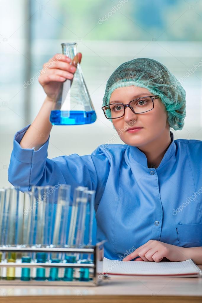 Asistente de laboratorio experimentado trabajando en soluciones ...