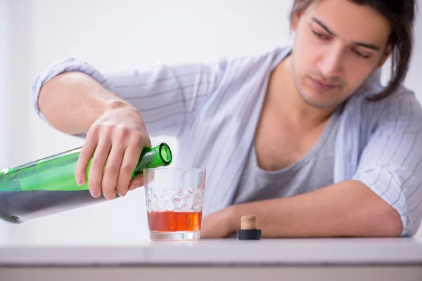 El hombre derrama alcohol Stock Photos, Royalty Free El hombre derrama ...