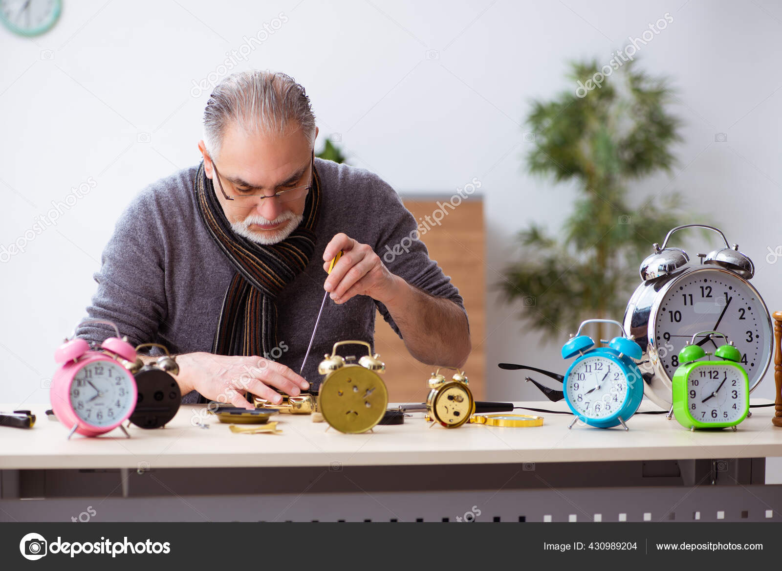 Old male watchmaker working in the workshop — Stock Photo © Elnur ...