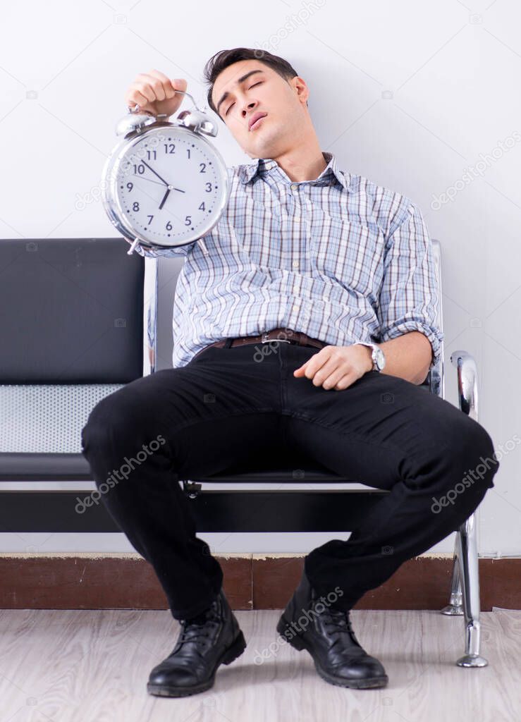 Hombre ansiosamente impaciente esperando en el vest bulo 2024