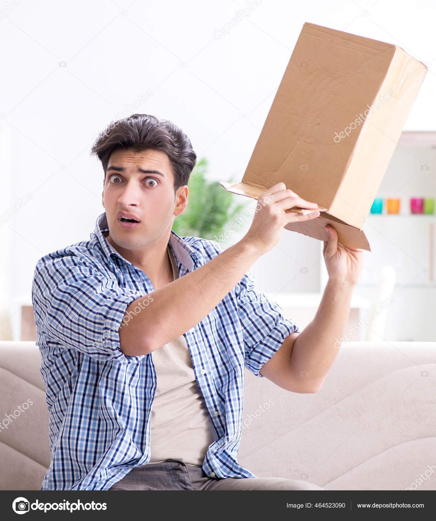 Man receiving empty parcel with stolen goods — Stock Photo © Elnur ...
