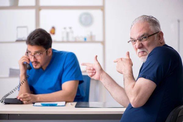 Fotos de Boss questioning employee, Imagens de Boss questioning ...