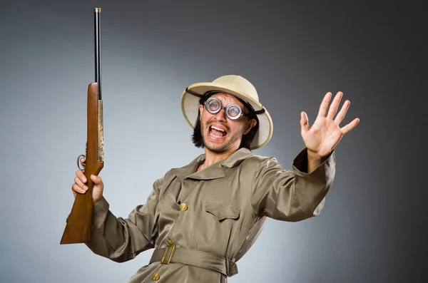 Cazador de safari divertido con rifle — Foto de stock #59173657 © Elnur_