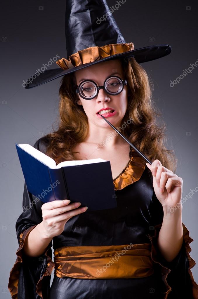 Bruja haciendo sus trucos sucios 2024