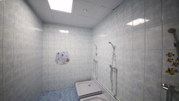 Dusche und Umkleideraum in neuer Schule – Stockvideo © Paha_L #113691820