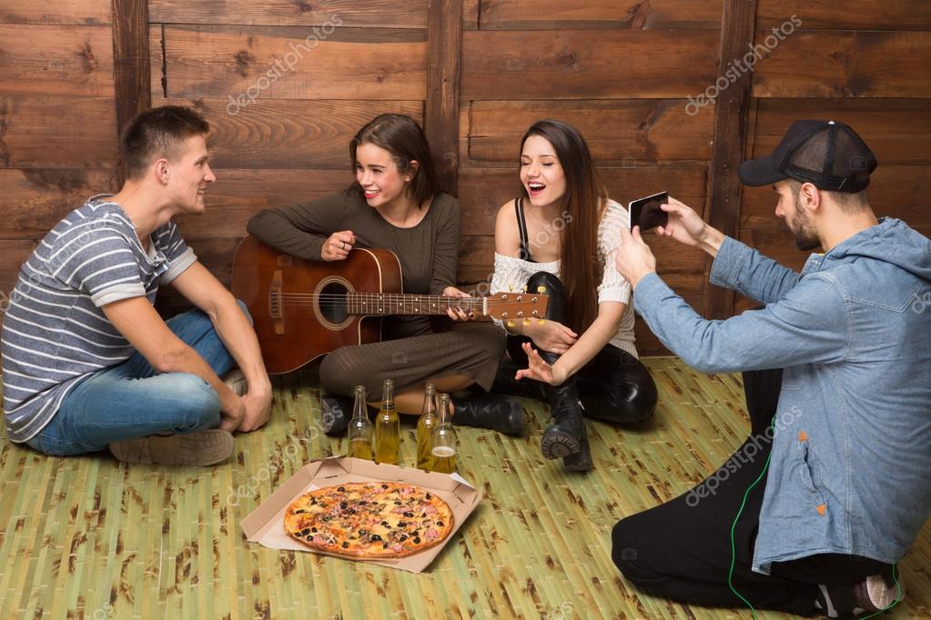 Happy friends spending their free time in good company — Stock Photo ...