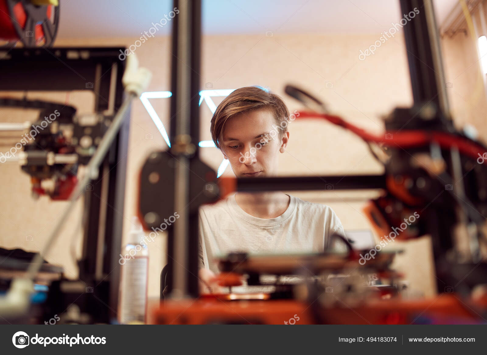 Young man set up 3d printer — Stock Photo © logoff #494183074