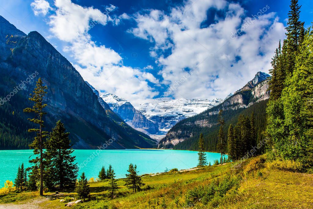 El lago con agua azul está rodeado de montañas y bosques. Lago Glacial ...