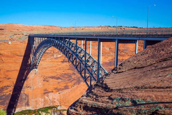 Glen Canyon Bridge sobre el río Colorado junto a la presa Glen Canyon ...