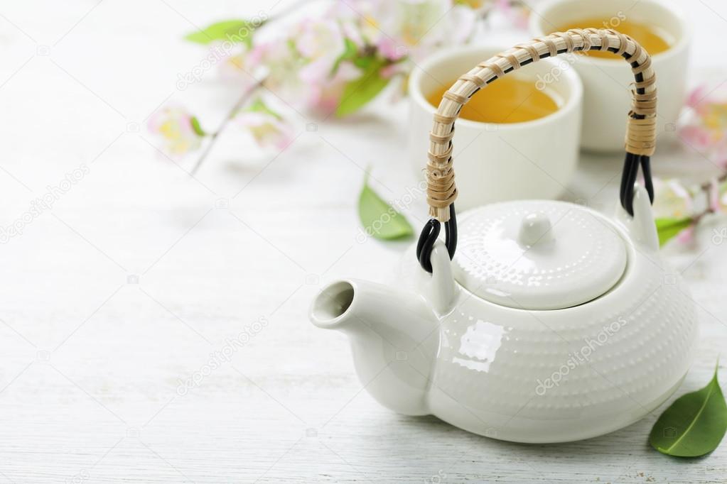 Set de té chino y flor de sakura rosa 2024