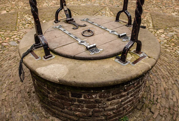 Medieval castle well in Muiderslot castle — Stock Photo © innervision ...