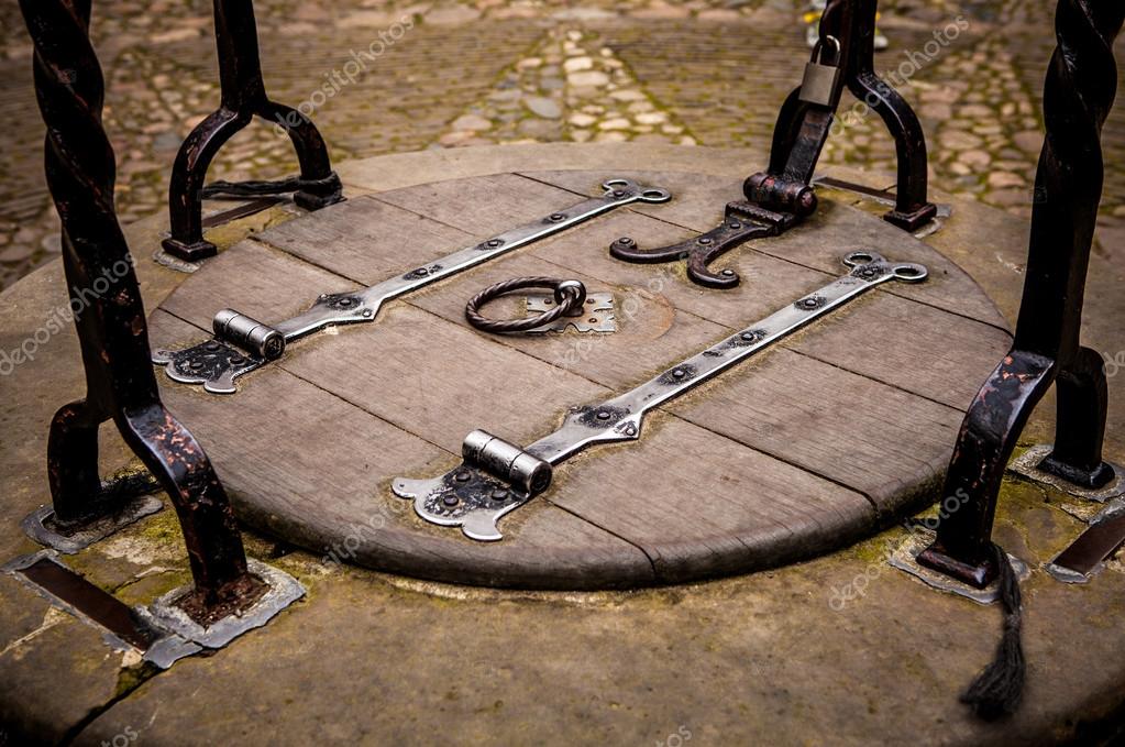 Medieval castle well in Muiderslot castle — Stock Photo © innervision ...