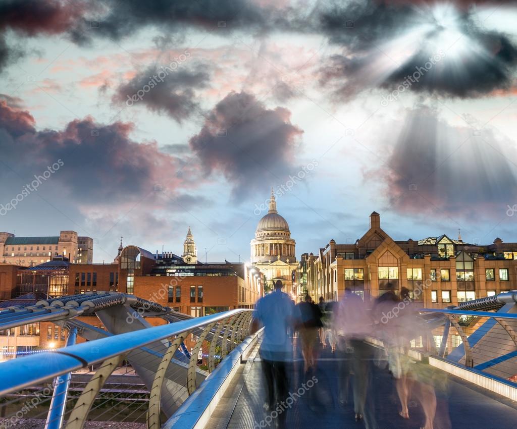 People walking on Millennium Bridge at sunset, London — Stock Photo ...