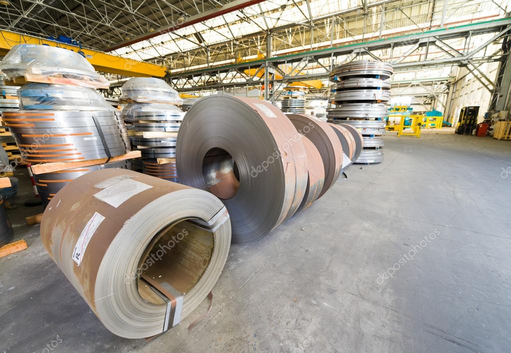 Bobinas de acero laminado en frío en el área de almacenamiento lista para alimentar a la máquina ...