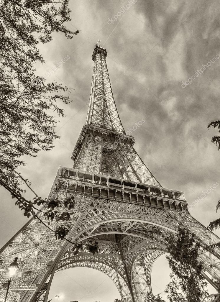 Magnificence of Tour Eiffel in Paris — Stock Editorial Photo © jovannig ...