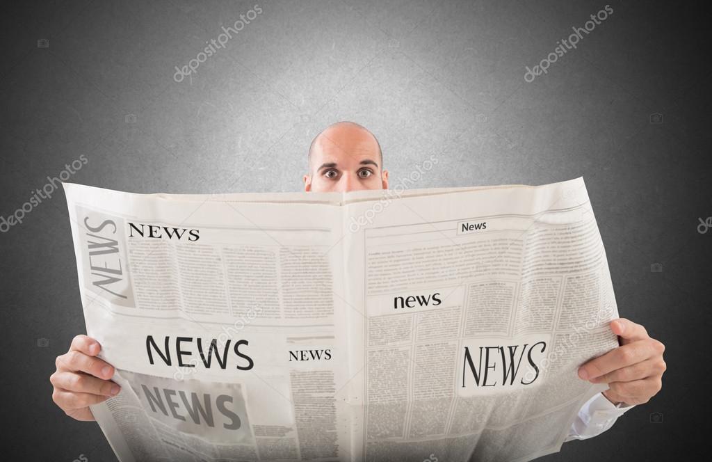 Hombre leyendo un peri dico 2024