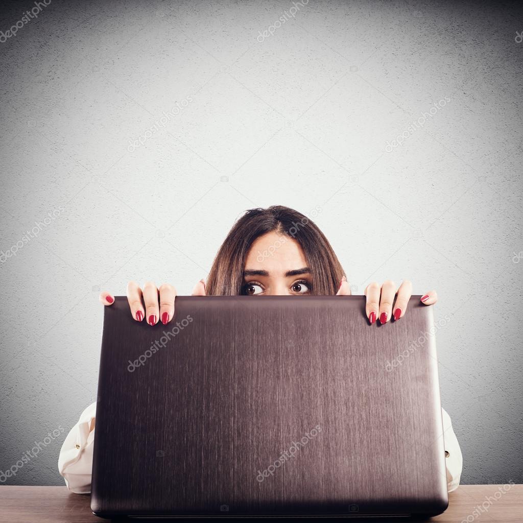 Vrouw Slapend Achter Computer Digitaal | PlusOnline