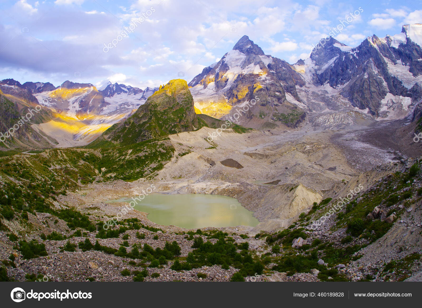 Lago Bashkara Superior Fondo Las Cadenas Montañosas Muralla Del Cáucaso ...