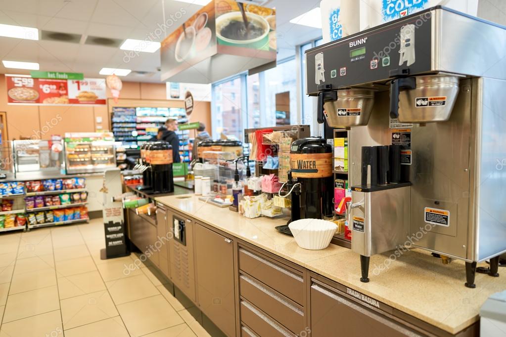 7-Eleven shop – Stock Editorial Photo © teamtime #124874456