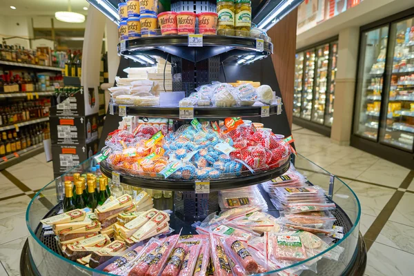 Walgreens store in Chicago – Stock Editorial Photo © teamtime #125609502