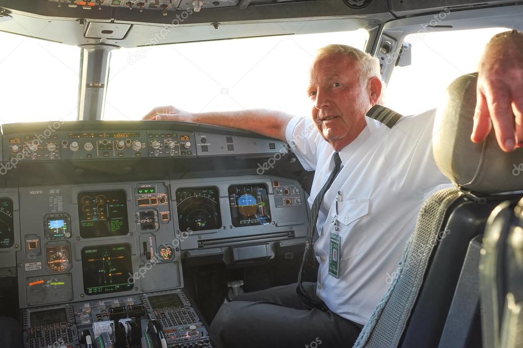 Pilot in Frontier Airlines – Stock Editorial Photo © teamtime #93738910