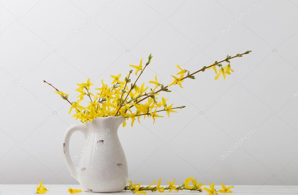 Bodegón con flores de primavera 2024