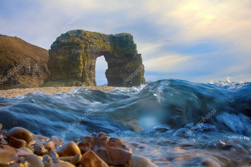 Arco de Steller (en honor al zoólogo Georg Steller). Masivo arco de ...