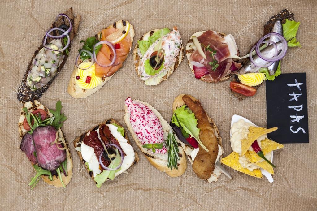 Set de tapas españolas sobre fondo textil. Gran fondo para restaurante ...