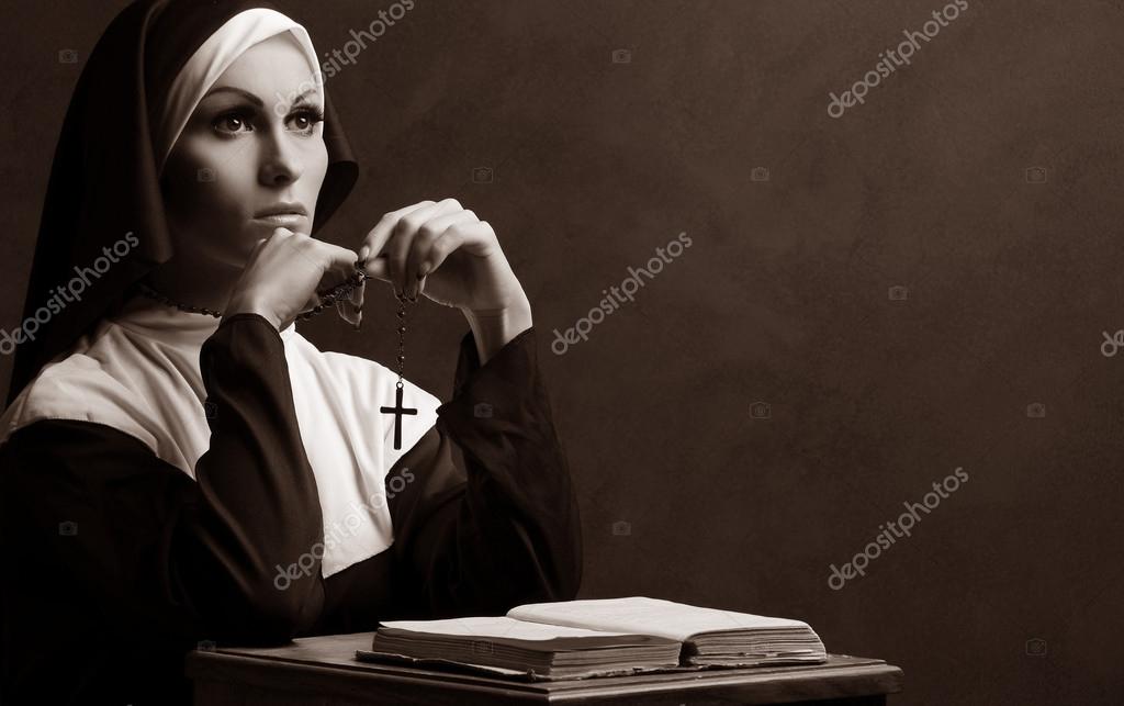 Joven monja atractiva rezando — Foto de stock © voronin-76 #70388645