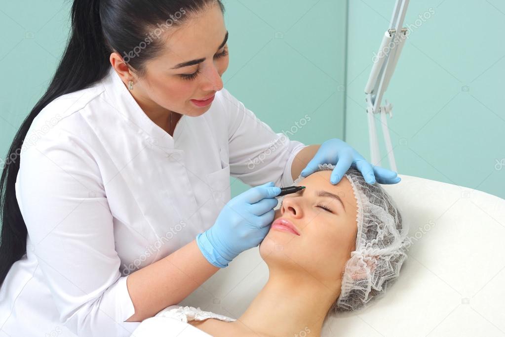 Preparación de la cara del paciente a un procedimiento cosmético. 2023