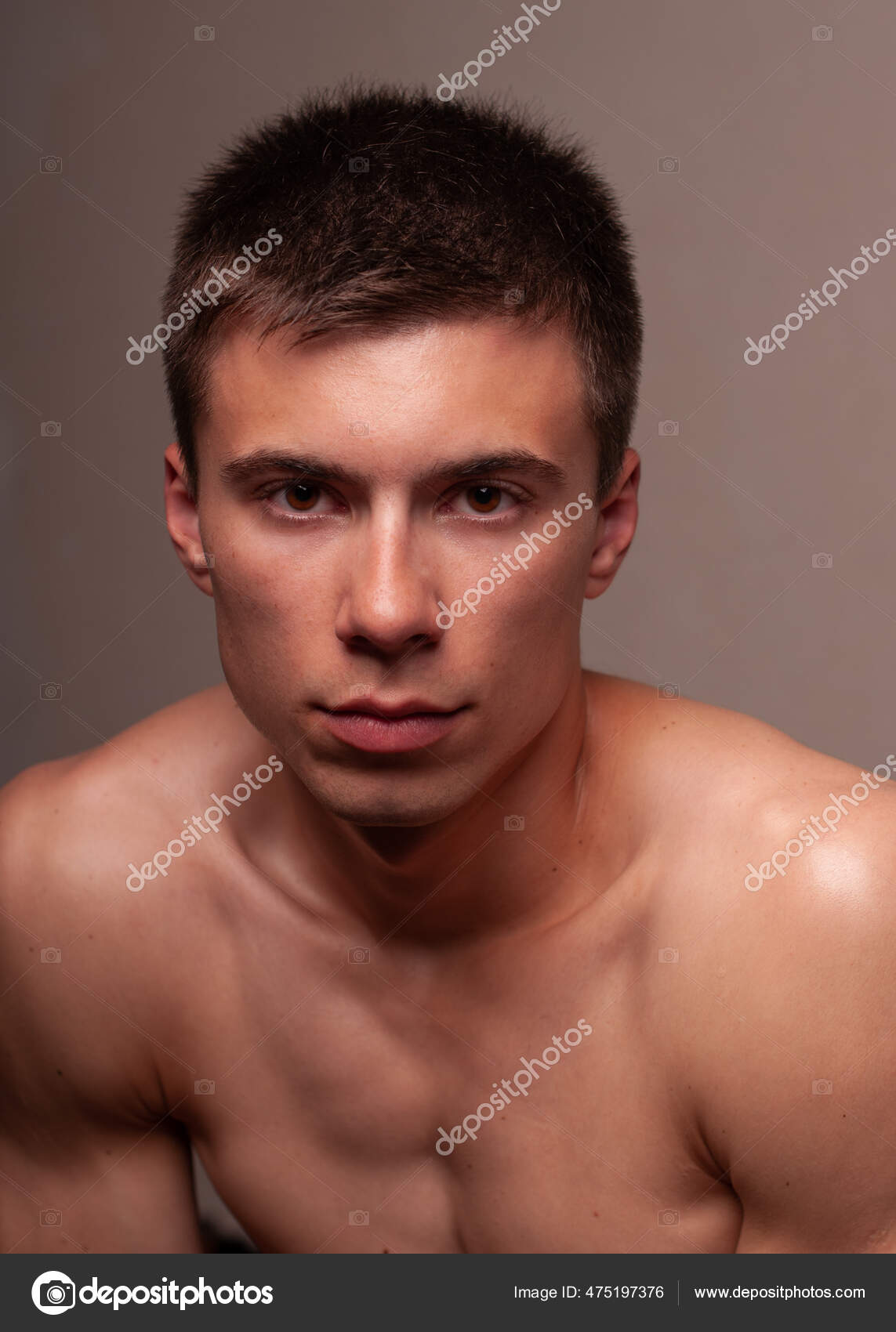 Portrait Muscular Man Posing Studio — Stock Photo © vishstudio #475197376