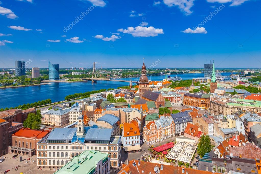 Vista sobre la Catedral de Riga y los tejados de casas antiguas en la ...