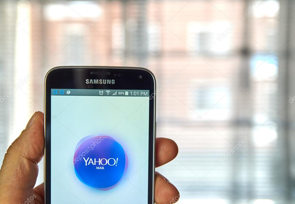 Yahoo mobile app. — Stock Editorial Photo © dennizn #101983248