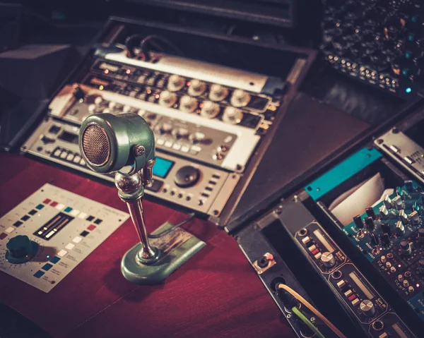 Vintage recording studio Stock Photos, Royalty Free Vintage recording ...