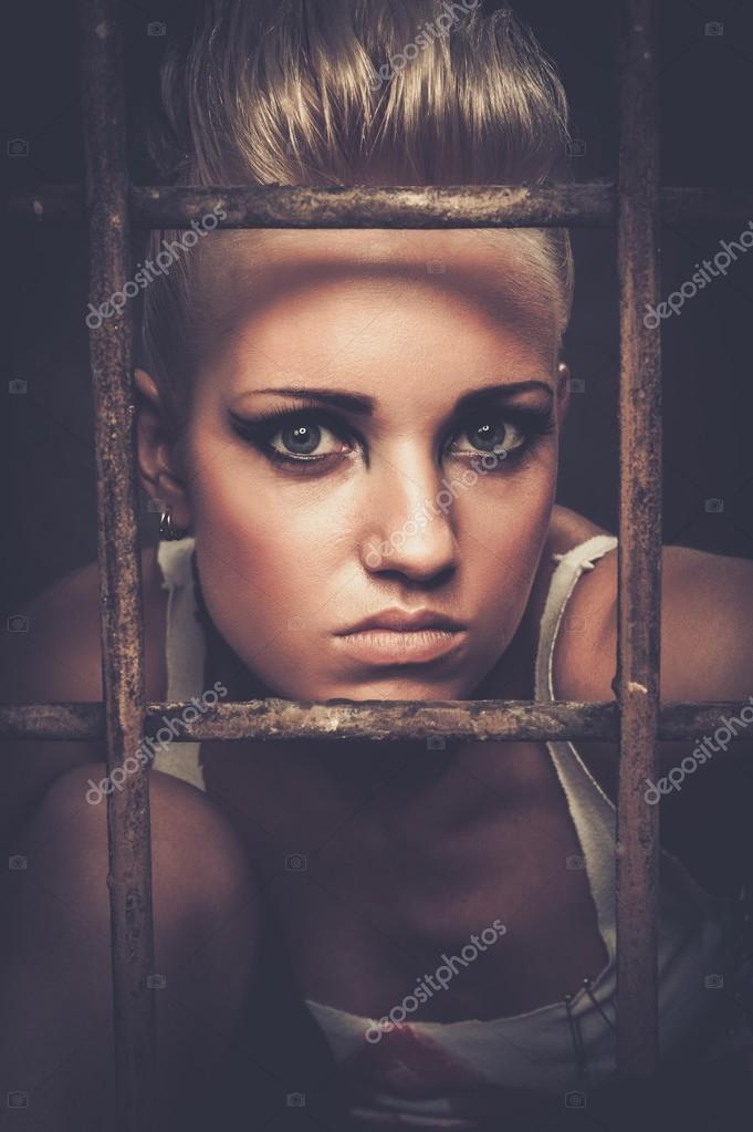 Problemas adolescente chica detrás de las rejas: fotografía de stock ... Problemas adolescente chica detrás de las rejas: fotografía de stock ...