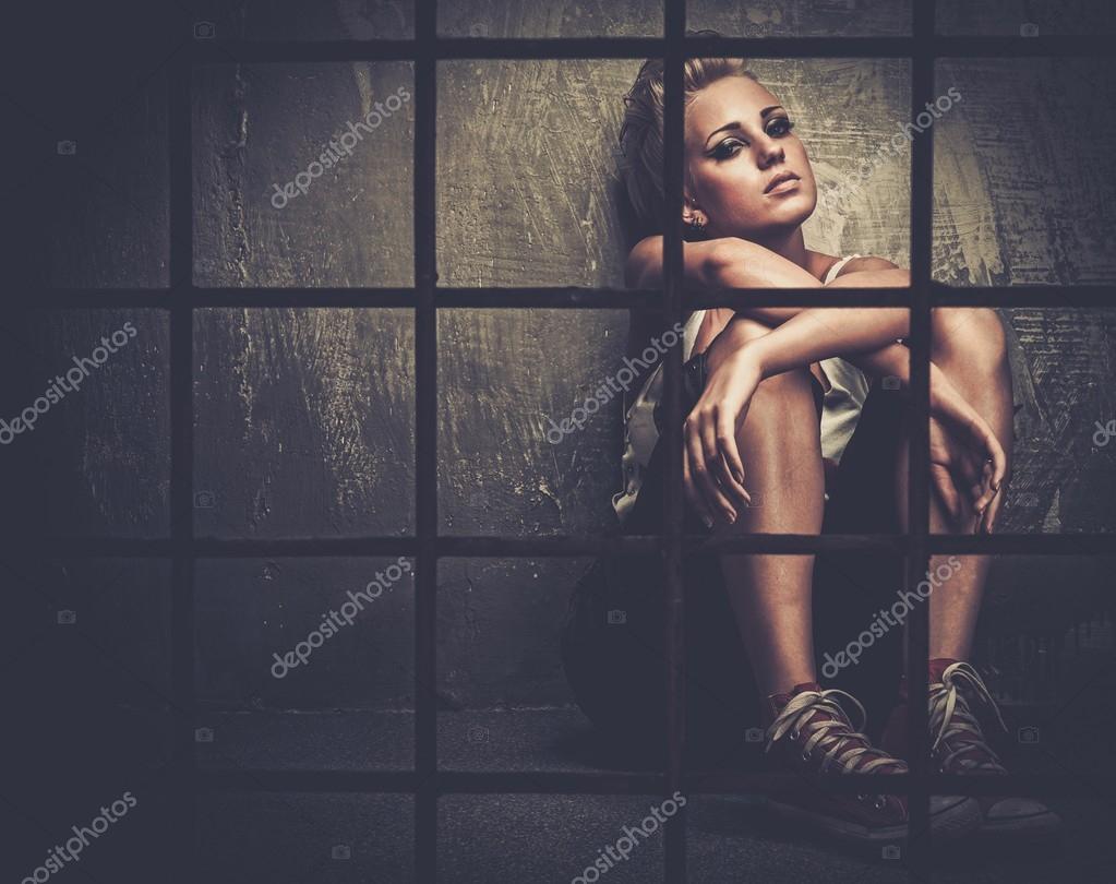 Problemas adolescente chica detrás de las rejas 2023 Problemas adolescente chica detrás de las rejas 2023