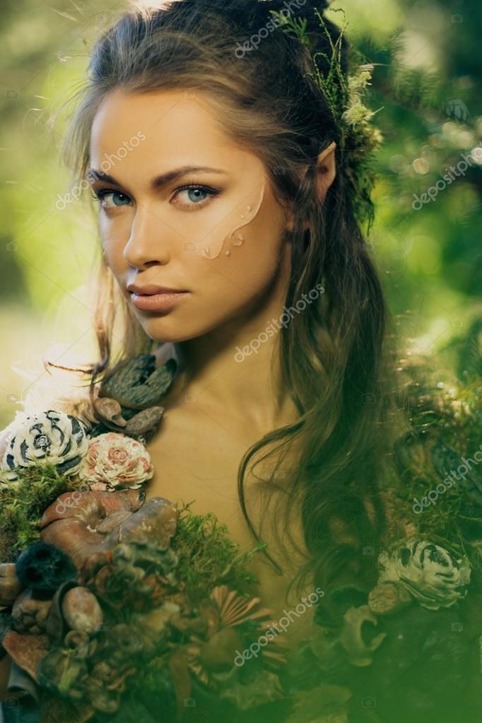 Mujer elfa en un bosque mágico: fotografía de stock © nejron #80925506 ...