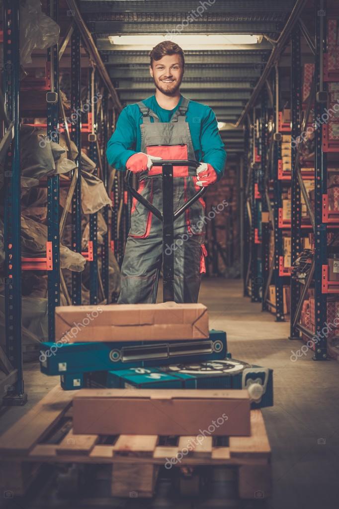 Cargador con transpaleta manual en un almacén 2024