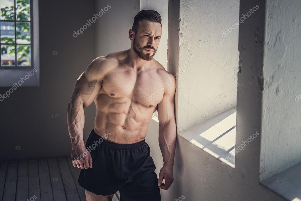Shirtless bodybuilder posing Stock Photo by ©fxquadro 111347256