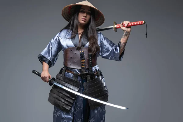 Guerrera oriental con espada samurai y kasa — Foto de stock #478092850 ...