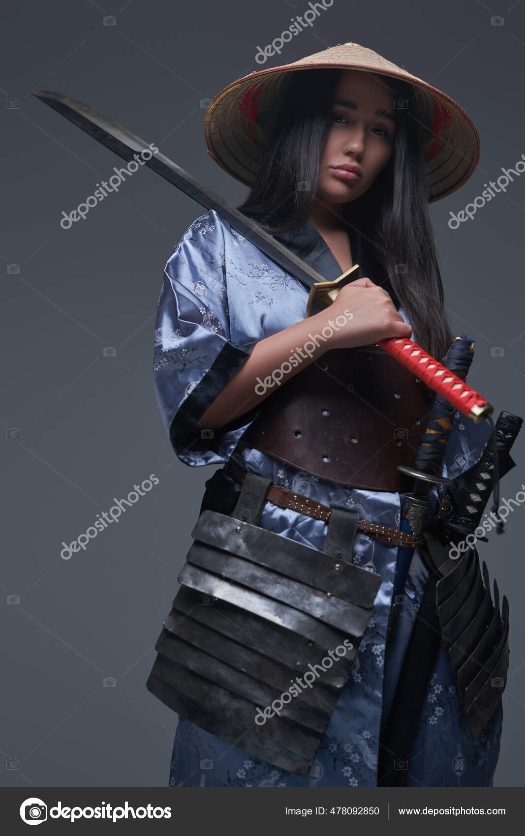 Guerrera oriental con espada samurai y kasa — Foto de stock #478092850 ...