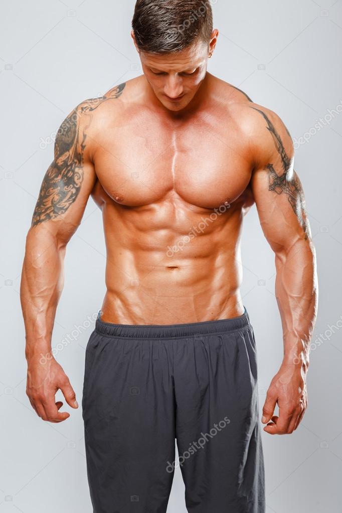 Homme Musclé Pose Montrant Son Corps — Photo 62585607