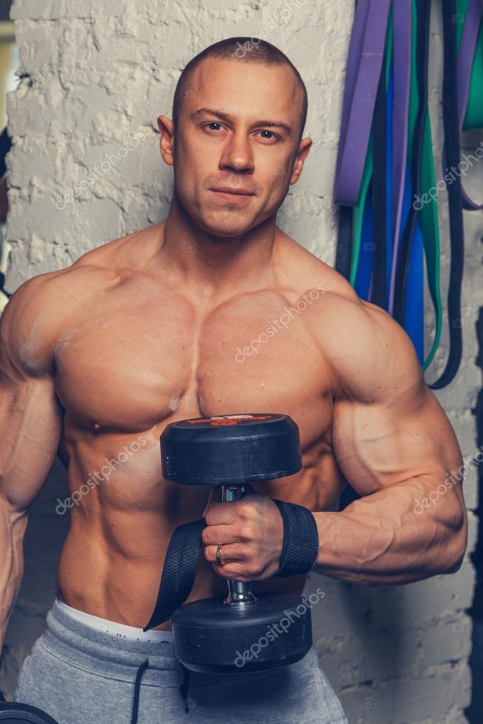 Bodybuilder homme musclé montre ses muscles — Photographie fxquadro ...