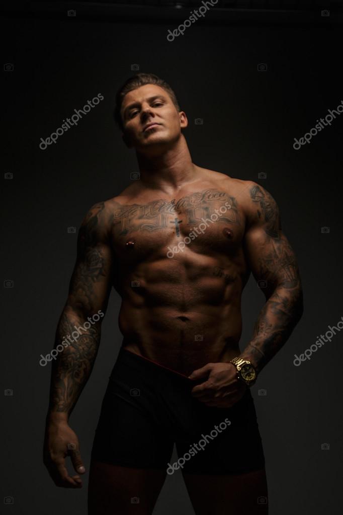 Muscular guy in deep shadows Stock Photo by ©fxquadro 72533733