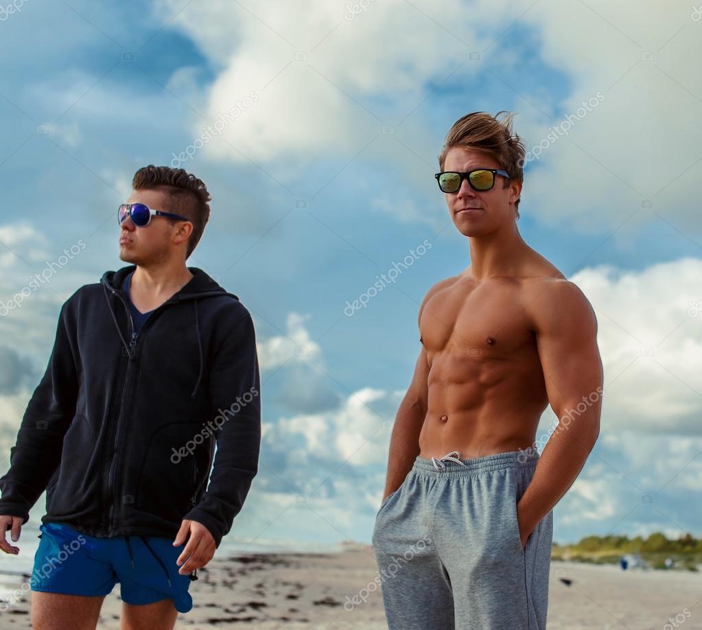 Two young muscular guys in sunglasses. — Stock Photo © fxquadro #83507622