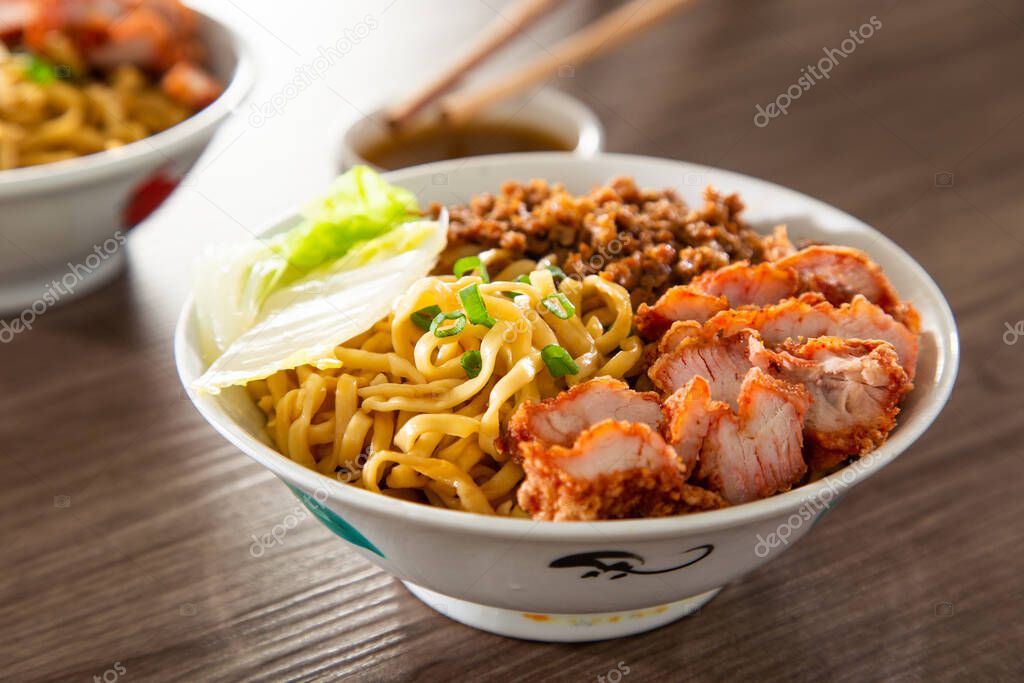 Un Kolo Mee es un plato malayo Sarawak de fideos secos mezclados con ...