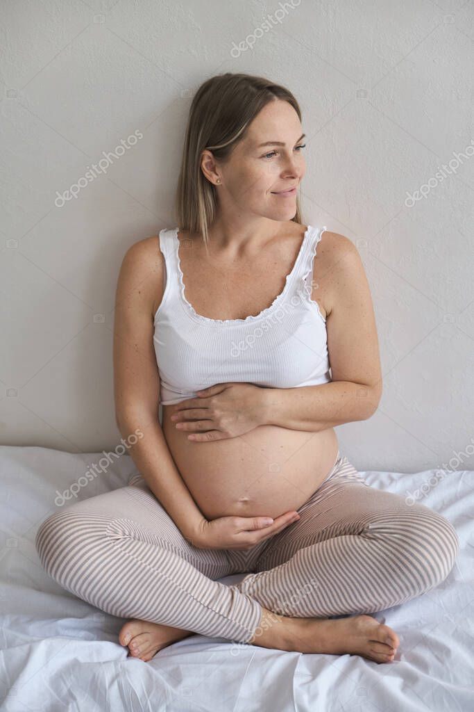 embarazo, descanso, personas y concepto de expectativa - mujer embarazada feliz sentada en la ...